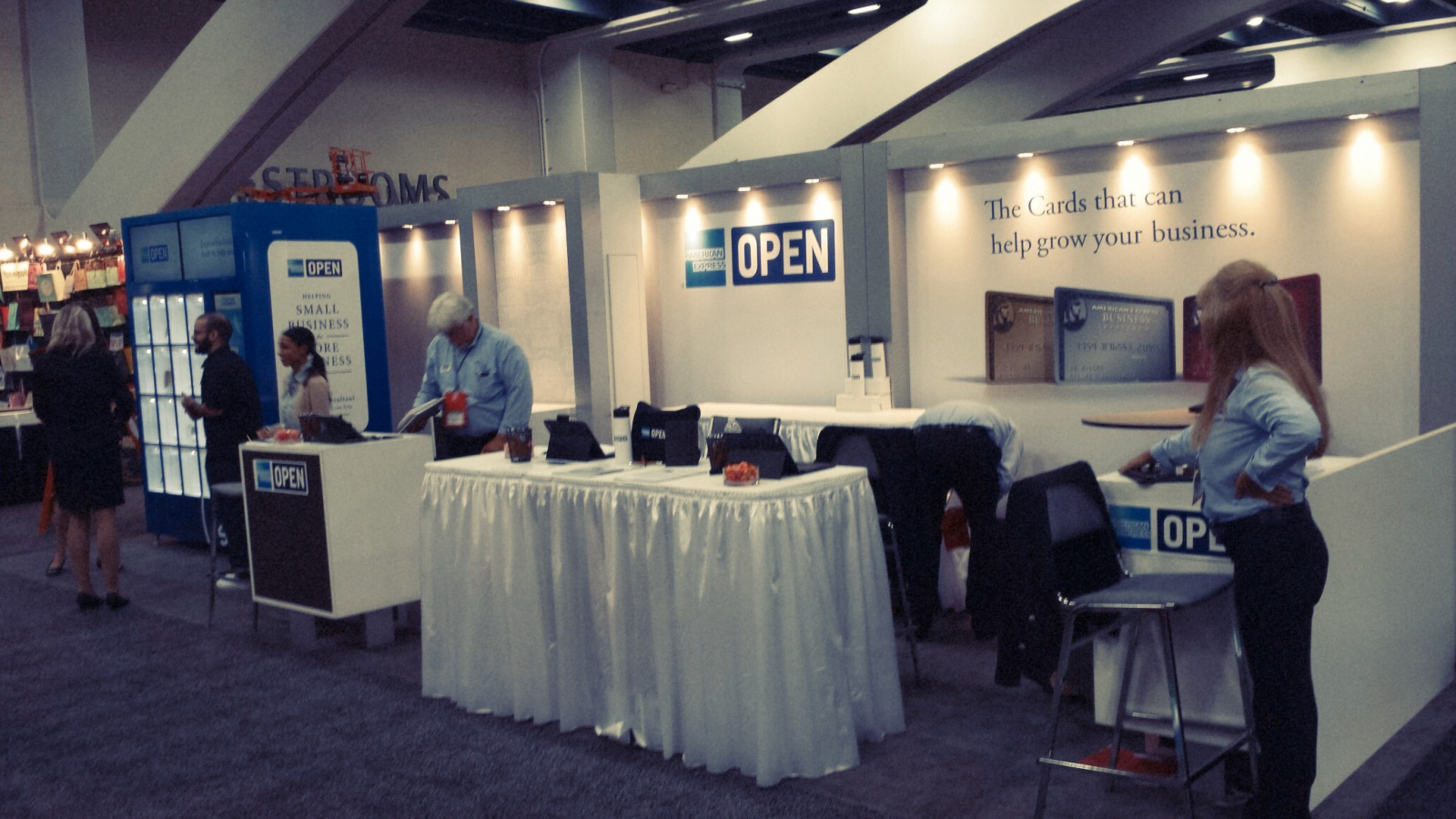 Amex-Machine-Booth-Exposure2-web - Innovative Vending Solutions
